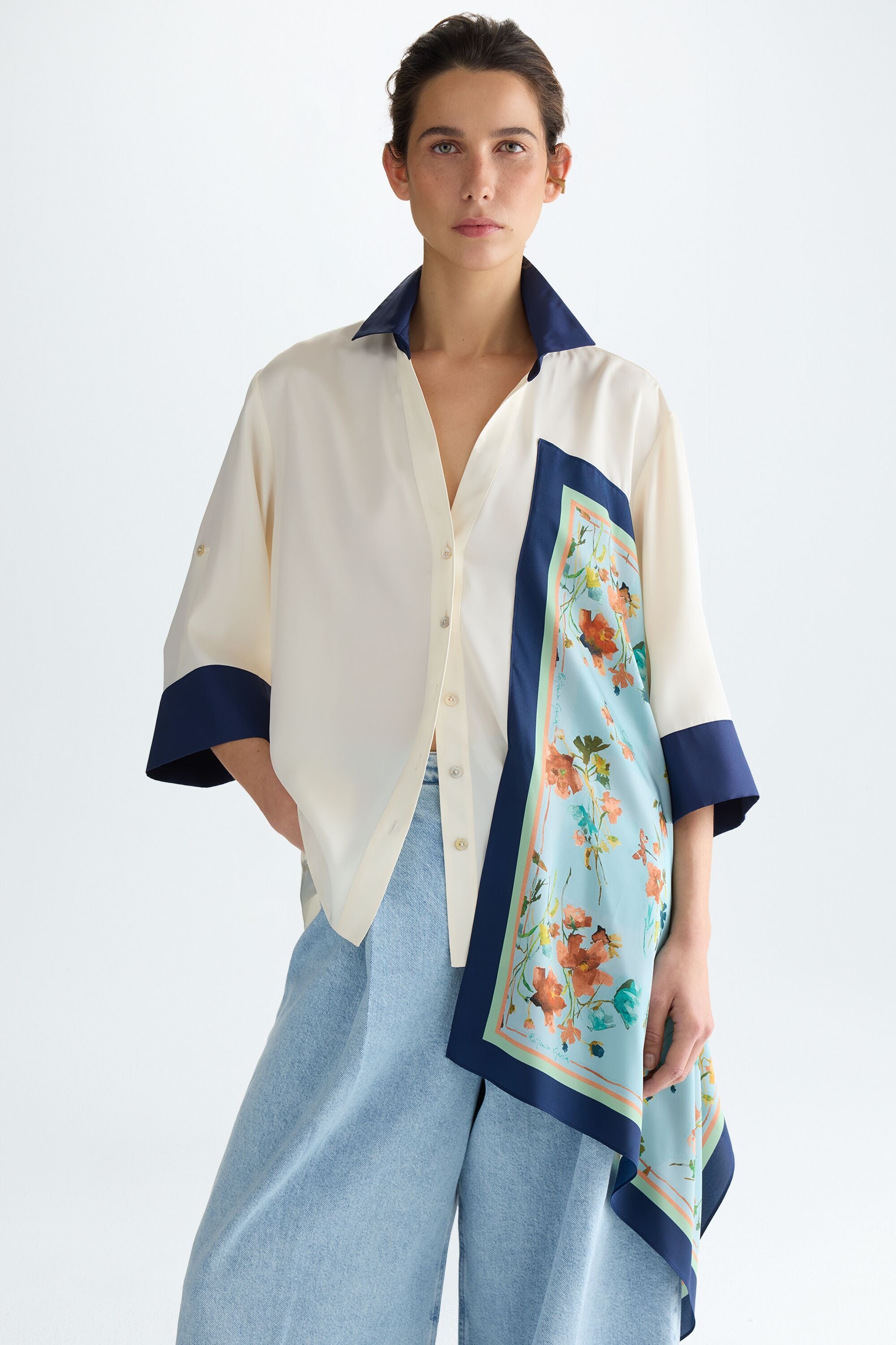 Camisa oversize asimétrica twill estampado blanco/azul - Purificacion ...